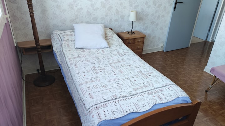 Chambre, Lit Une Personne, Salle D'eau En Face. - Mérignac