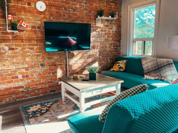 Luxurious Newly Renoed 2bed +Parking & Yard - Toronto