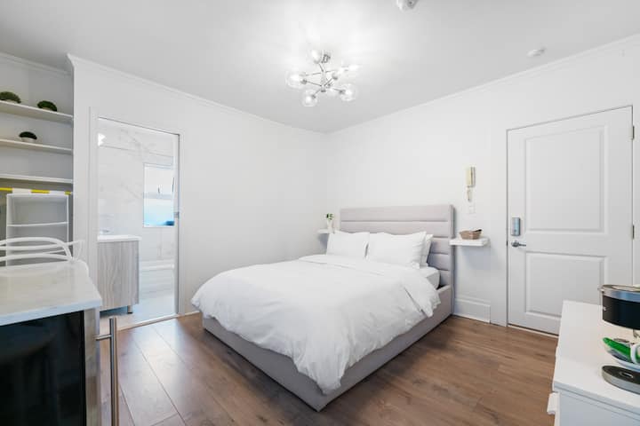 Downtown Vancouver Studio - Professionally Cleaned - Vancouver