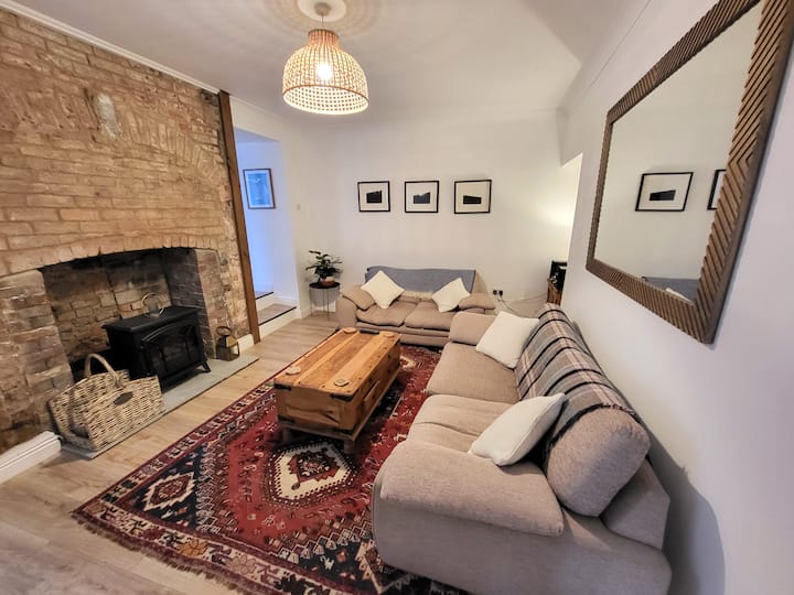 2 Bedroom Flat, With Parking, 250m From The Beach - Pembrokeshire