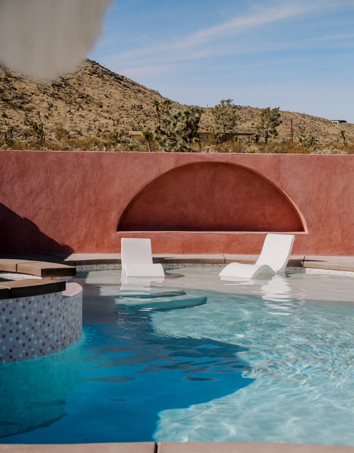 Pink Oasis + Casita 5 Acre Retreat Hot Tub Pool - Joshua Tree, CA