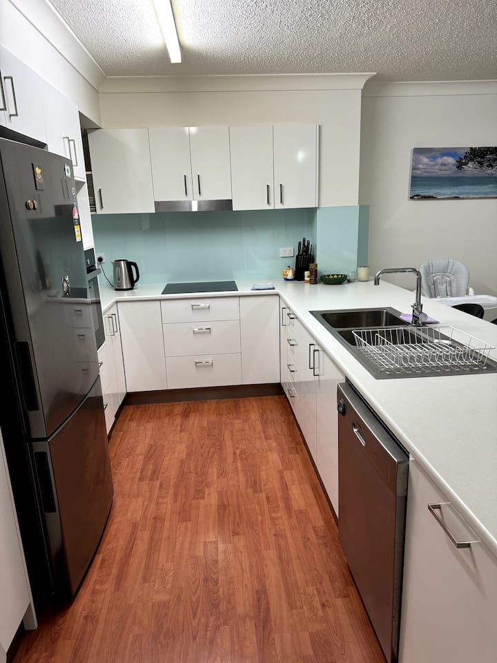 Convenient 3 Bed 2 Bath Unit In Kangaroo Point - Balmoral