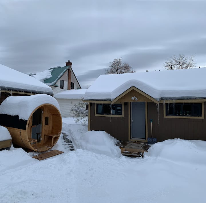 The Crooked Cottage & Barrelled Sauna - Fernie
