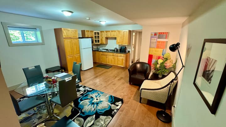 Cozy, Newly Decorated, Charming, Private Apartment - Mount Seymour
