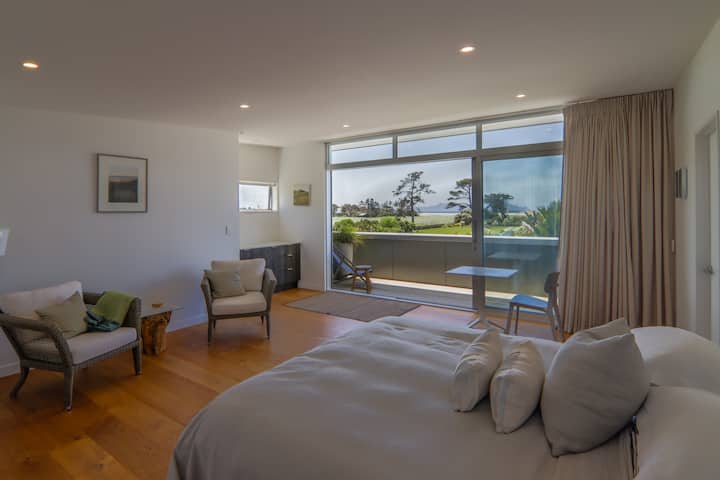 Sea And Rural Views From Your Private Deck, Surrounded By Tropical Gardens - Waipu