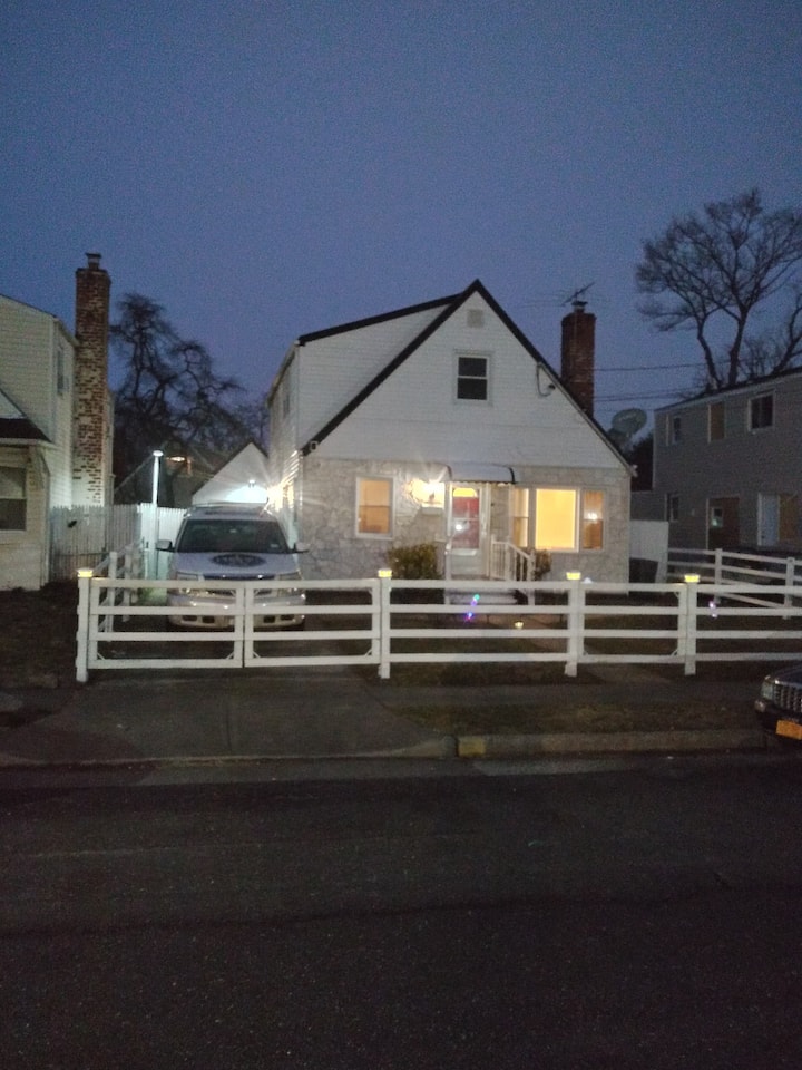 Pearl's Cape Cod/near Hempstead Lake Park - Garden City, NY