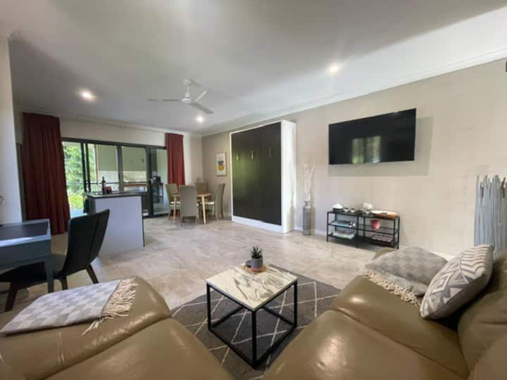 Lotus On Russell - Spacious With Bay View - MacLeay Island