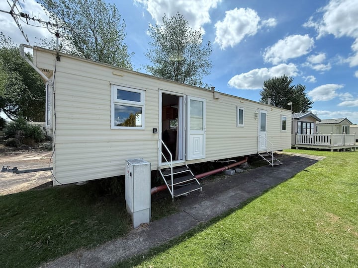 Spacious 8 Berth Caravan For Hire At Southview Holiday Park Ref 33002tc - Skegness