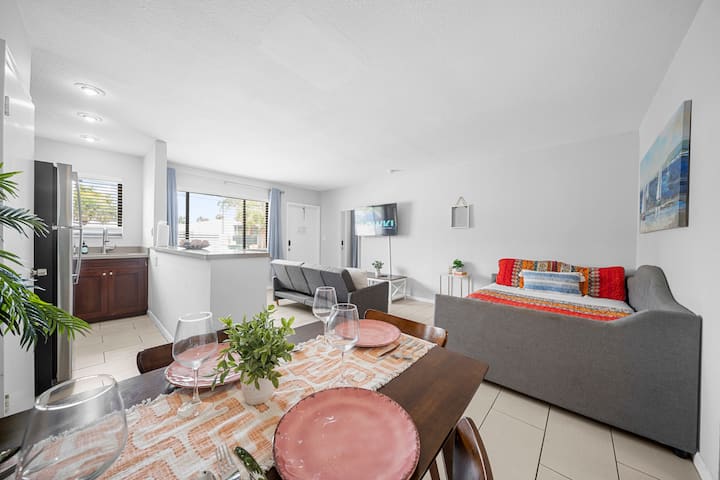 Modern Studio Retreat Near Beach | Free Parking - Fort Lauderdale, FL