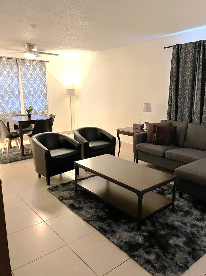 Private Cozy House Mins To Airport & Hospitals - フェニックス, AZ