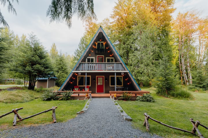 Ranger's A-frame W/ Hot Tub On 10 Acres - Ashford, WA
