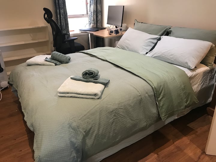 Private Bed Room And A Living Room - Auckland