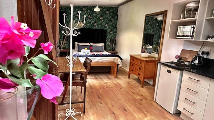 Boutique Cottage On Gorgeous Guesthouse Property - Johannesburg