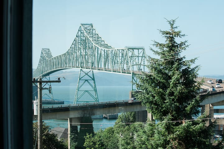 River & Bridge Views - Walk 2 Riverwalk & Downtown - 오리건