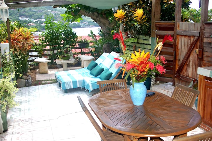 Sous L 'Amandier . - Martinique