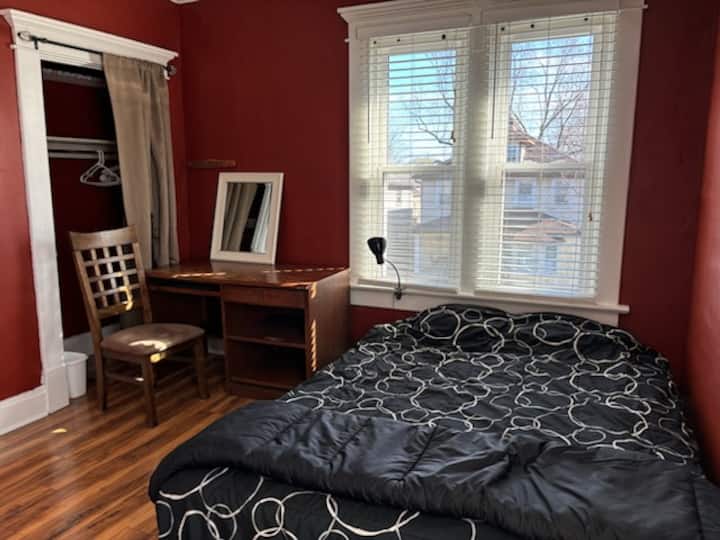 Earthy And Sunny Room - Close To Osu - Columbus, OH