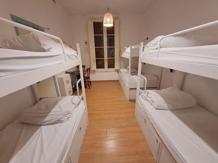 Habitación Femenina De 6 Pax. Hostal Mediterranean - Barcelona