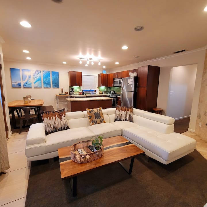 Seaside Penthouse 2b/2b 2 Min Walk To Waves! - Santa Monica, CA