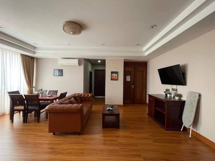 Huge 3 Br Executive Suite W Cityview@russian Mkt - Phnom Penh