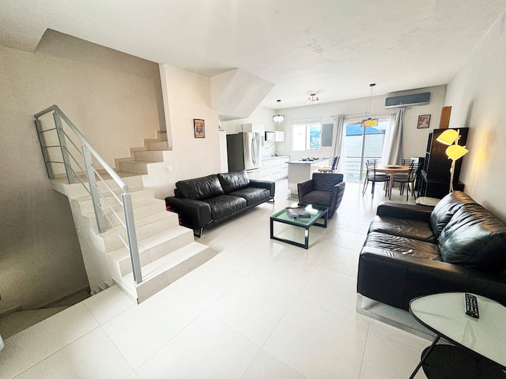 Casa 3 Pisos- Hermosa Y Amplia Casa Al De Sur Mty - Monterrey