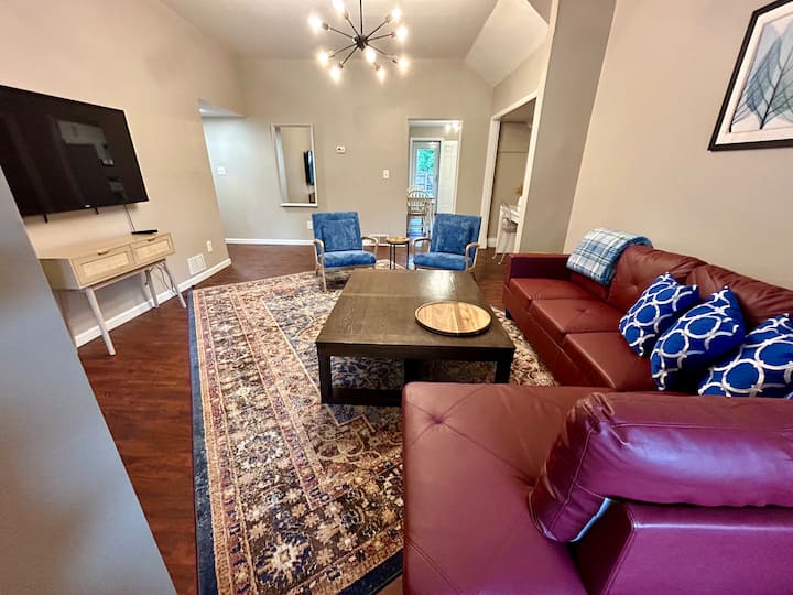 Spacious 2br 1ba: King And Queen Beds - Forest Hills, PA