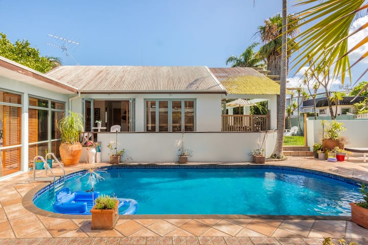 Room In Tropical Garden - Auckland