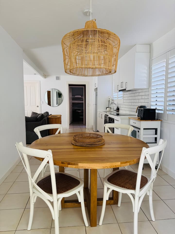 The Palmy Wander ~ Walk To Beach, Cafes & Shops - Gold Coast