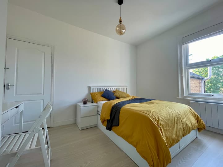 10 Min Walk From Romford Station (Elizabeth Line) - Dagenham