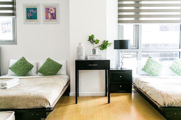 105-sqm, Central Bgc | 5 Queen Beds | Up To 12pax - Makati