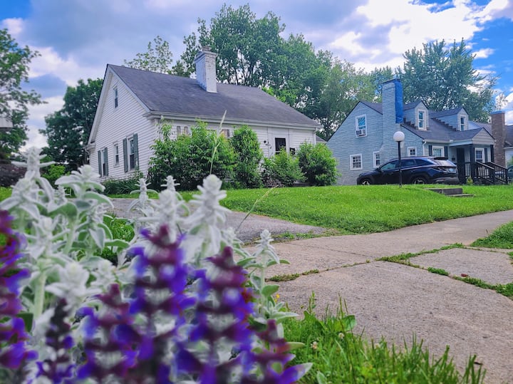 Yard & Fire Pit | Bbq Patio | Spacious Living - Lexington, KY