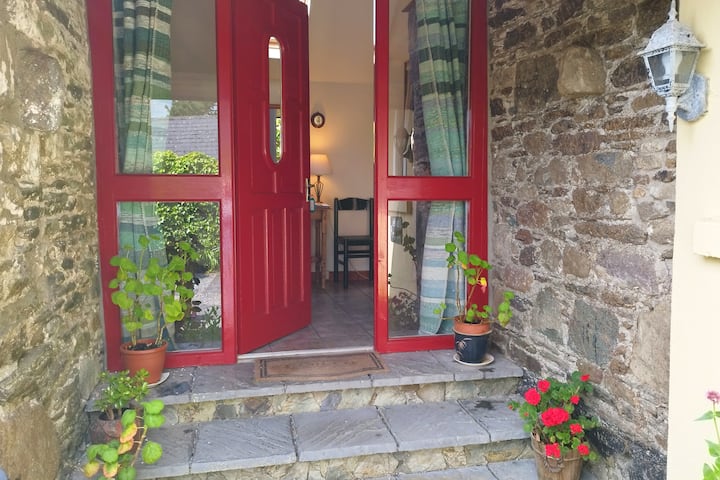 Doyle's Cottage In Lush Garden With Birds And Bees - New Ross