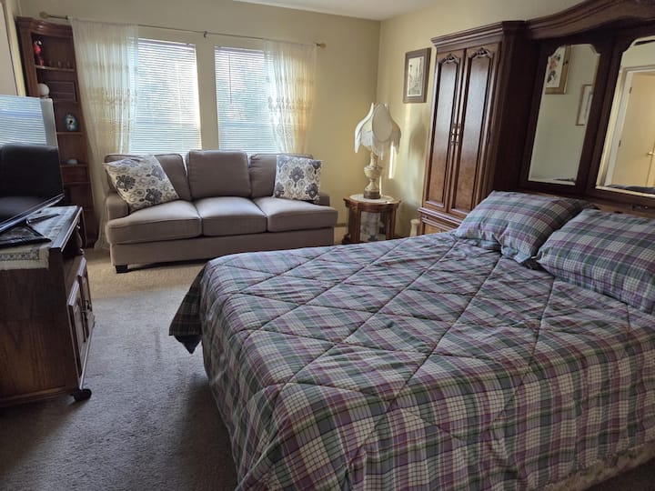 Private Haven - Gorgeous Master Bedroom - Corrales, NM