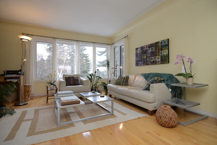 Walk; U Of A, Whyte Ave, Trains, Cafes, Shops!! - Edmonton