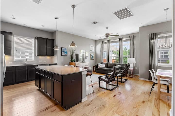Comfy Modern Townhouse In Walkable Austin 'Hood! - Austin, TX