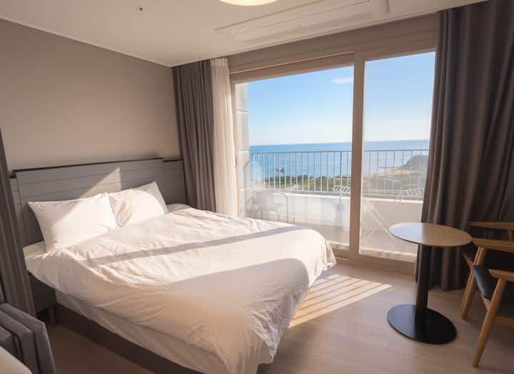 [1.5 환상 오션뷰] #오션스위트R2 #속초해변신축 #깔끔·청결 #더블루테라 - Sokcho-si