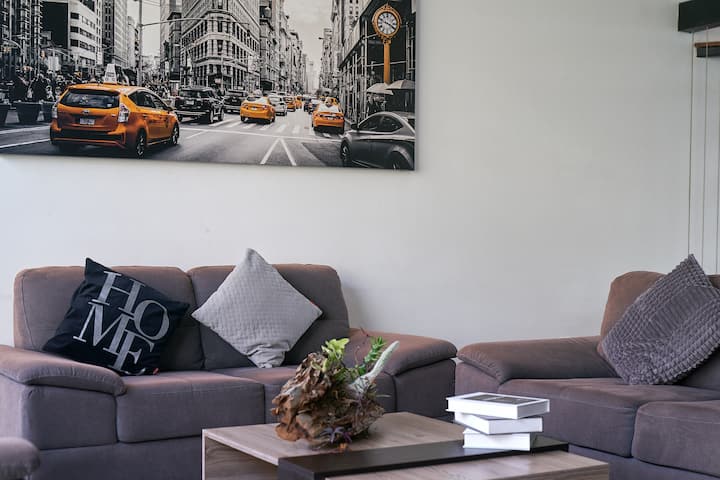 Spacious, Modern And Centrally Located House - León