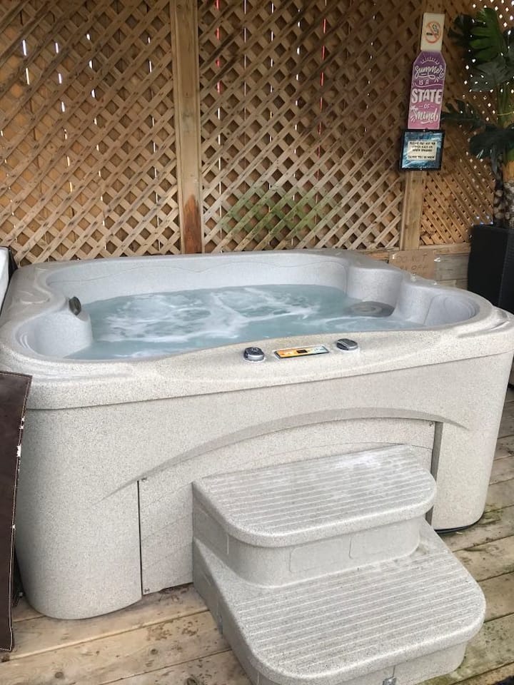 Modern Hot Tub Oasis In Beautiful Niagara Falls Ca - Niagara Falls, NY