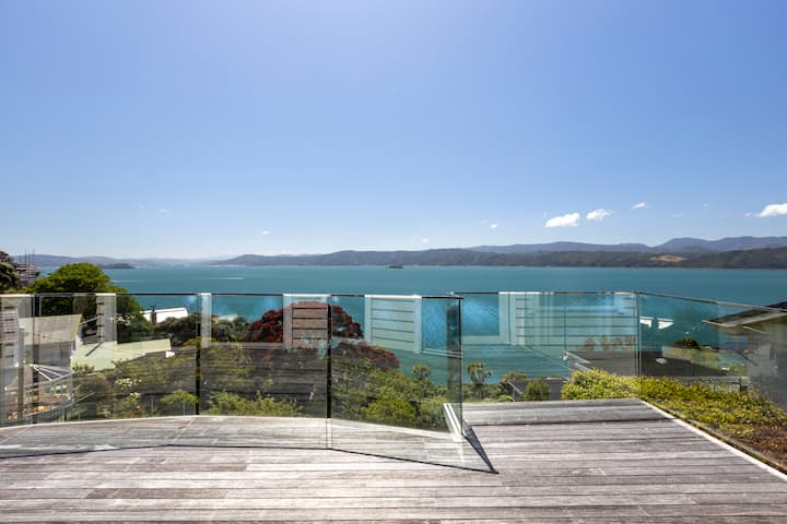 Karaka Bay Villa - 3 Bed W/ Stunning Harbour Views - Wellington