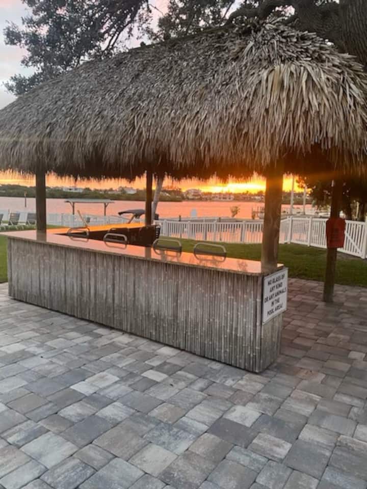 Siesta Key Retreat- 2/1 Condo W/pool, Beach Access - Siesta Key, FL