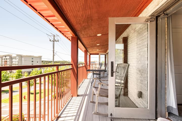 Alabama Boutique Hotel: #2 Wetbar + Balcony - Tuscaloosa, AL