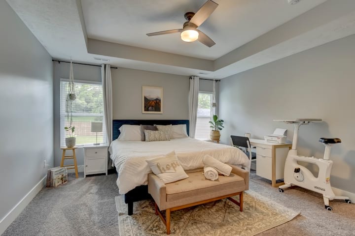 Cozy-modern Family Home Close To Downtown/i-80 - Omaha, NE