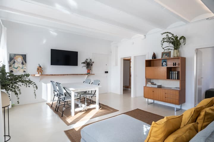 Tranquillité, Lumière Chaleureuse Et Vie Locale - El Masnou