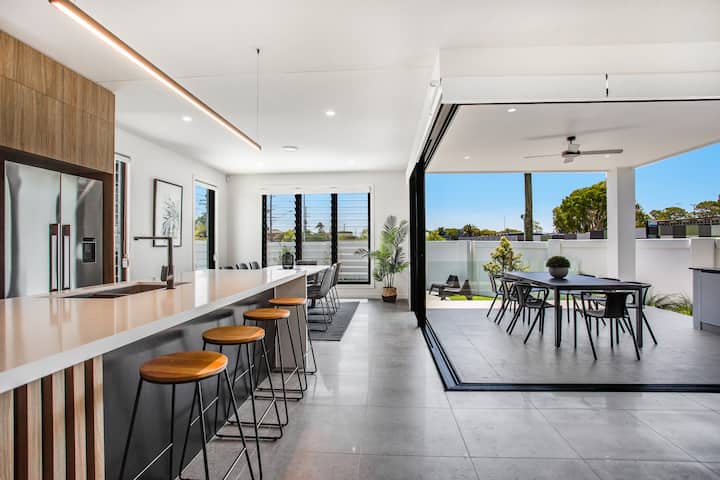 Luxe Capri Villa - Heated Pool, 1.4km To Beach - Surfers Paradise