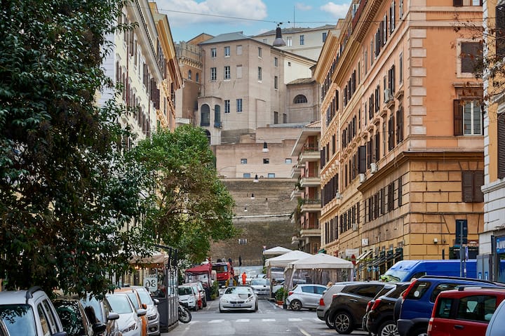 Charm And History Just Steps From Vatican Museums - Rome