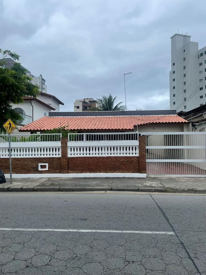 Casa Espaçosa Próxima Da Praia E Do Centro - Caraguatatuba