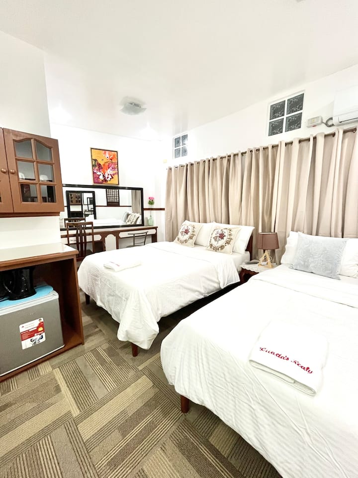 Big Hotel Room 3 Beds, 5 Pax +Wi-fi, Free Transfer - Laoag City