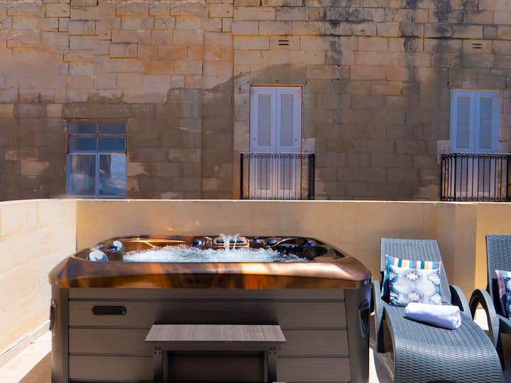 Captivating Penthouse With Heated Jacuzzi - La Valetta