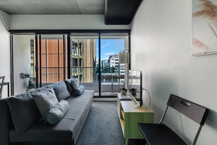 Lime Light—vibrant Locale With Luxe Rooftop Pool - Melbourne