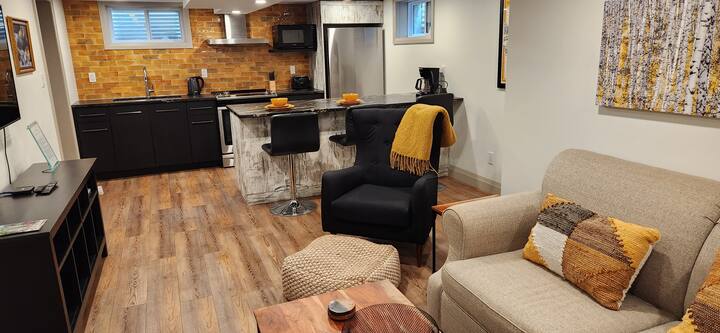 Kensington Place Private New 1 Bedroom Suite - Guelph