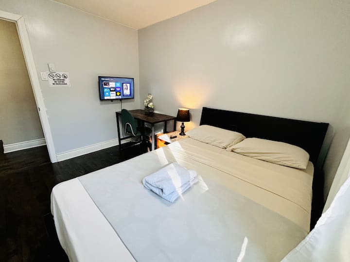 Convenient Room W/smart Tv & 1 Bus To Hec, Udem - Montreal